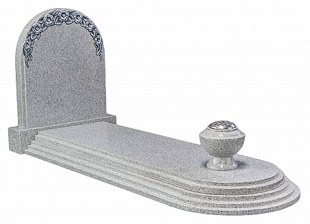 Rising steps to the Headstone give grandeur to this memorial ...